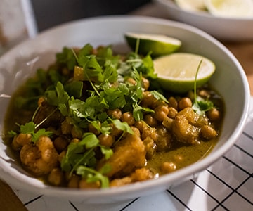 Cauli W’ngz & Chickpea Curry | McCain® Foodservice